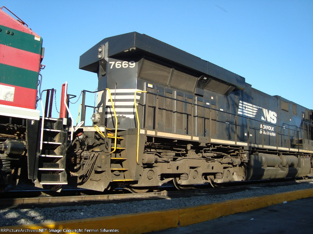 Rear part of Norfolk Southern 7669